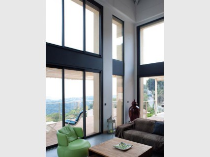 Une maison en acier aux ouvertures démesurées (diaporama)