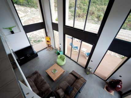 Une maison en acier aux ouvertures démesurées (diaporama)