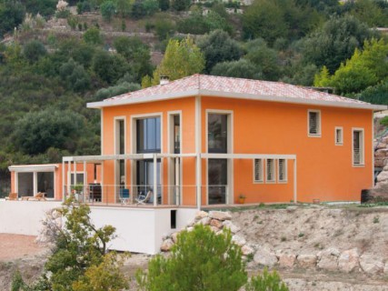 Une maison en acier aux ouvertures démesurées (diaporama)