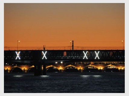 A Bordeaux, la passerelle Eiffel s'illumine