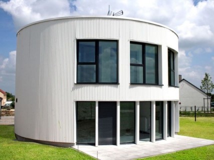 Une maison ronde à la façade ondulée
