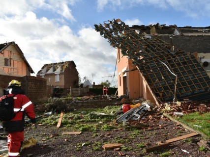 Tornades dans le nord de la France : des dizaines de bâtiments endommagés